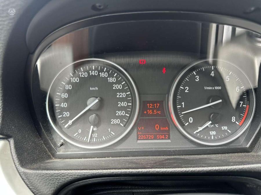 Black BMW 325 2007 in Ukmerge, with an engine capacity of 3.00 L and mileage of 227 thousand km for 9000 €, photo 9 on AUTOMOTO.COM.LV