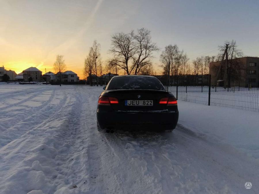 Black BMW 325 2008 in Ukmerge, with an engine capacity of 2.99 L and mileage of 304 thousand km for 5500 €, photo 5 on AUTOMOTO.COM.LV