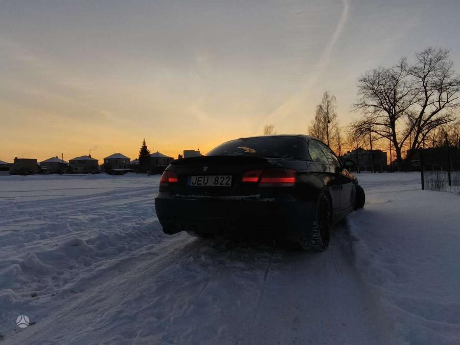 Black BMW 325 2008 in Ukmerge, with an engine capacity of 2.99 L and mileage of 304 thousand km for 5500 €, photo 6 on AUTOMOTO.COM.LV