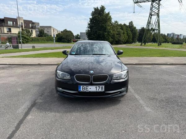 Black BMW 325 2010 in Riga, with an engine capacity of 3.00 L and mileage of 214 thousand km for 9250 €, photo 4 on AUTOMOTO.COM.LV