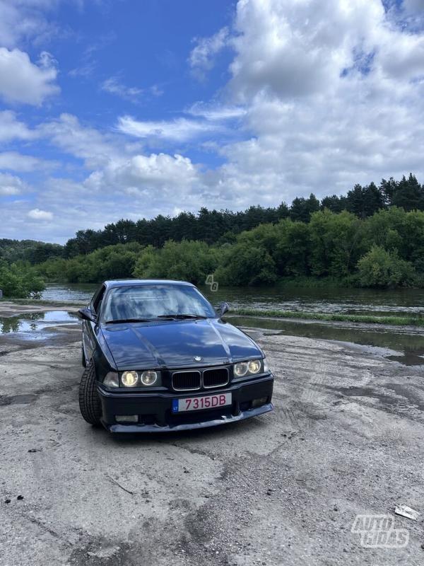 BMW 325 1992 in Vilnius on AUTOMOTO.COM.LV Black BMW 325 1992 in Vilnius, with an engine capacity of 2.50 L and mileage of 330 thousand km for 3800 €, photo 3 on AUTOMOTO.COM.LV