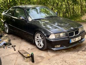 Melns BMW 325 1992 Viļņa, ar dzinēja tilpumu 2.50 L un nobraukumu 330 tūkst. km par 3800 €, foto 12 vietnē AUTOMOTO.COM.LV