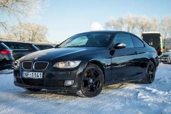 Black BMW 325 2007 in Liepaja, with an engine capacity of 3.00 L and mileage of 250 thousand km for 7650 €, photo 1 on AUTOMOTO.COM.LV