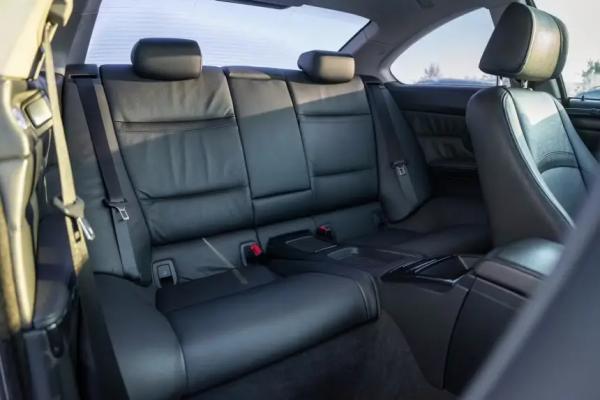 Black BMW 325 2007 in Liepaja, with an engine capacity of 3.00 L and mileage of 250 thousand km for 7650 €, photo 10 on AUTOMOTO.COM.LV