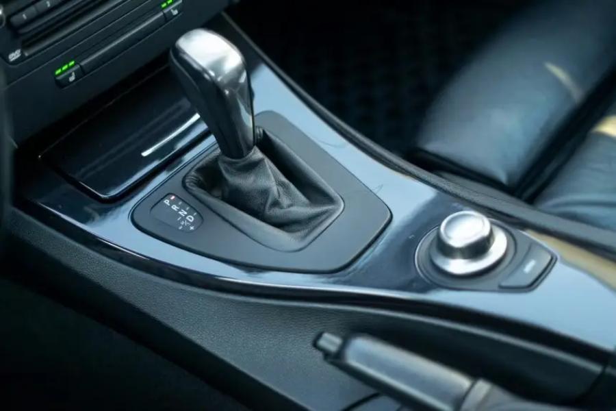 Melns BMW 325 2007 Liepāja, ar dzinēja tilpumu 3.00 L un nobraukumu 250 tūkst. km par 7650 €, foto 15 vietnē AUTOMOTO.COM.LV