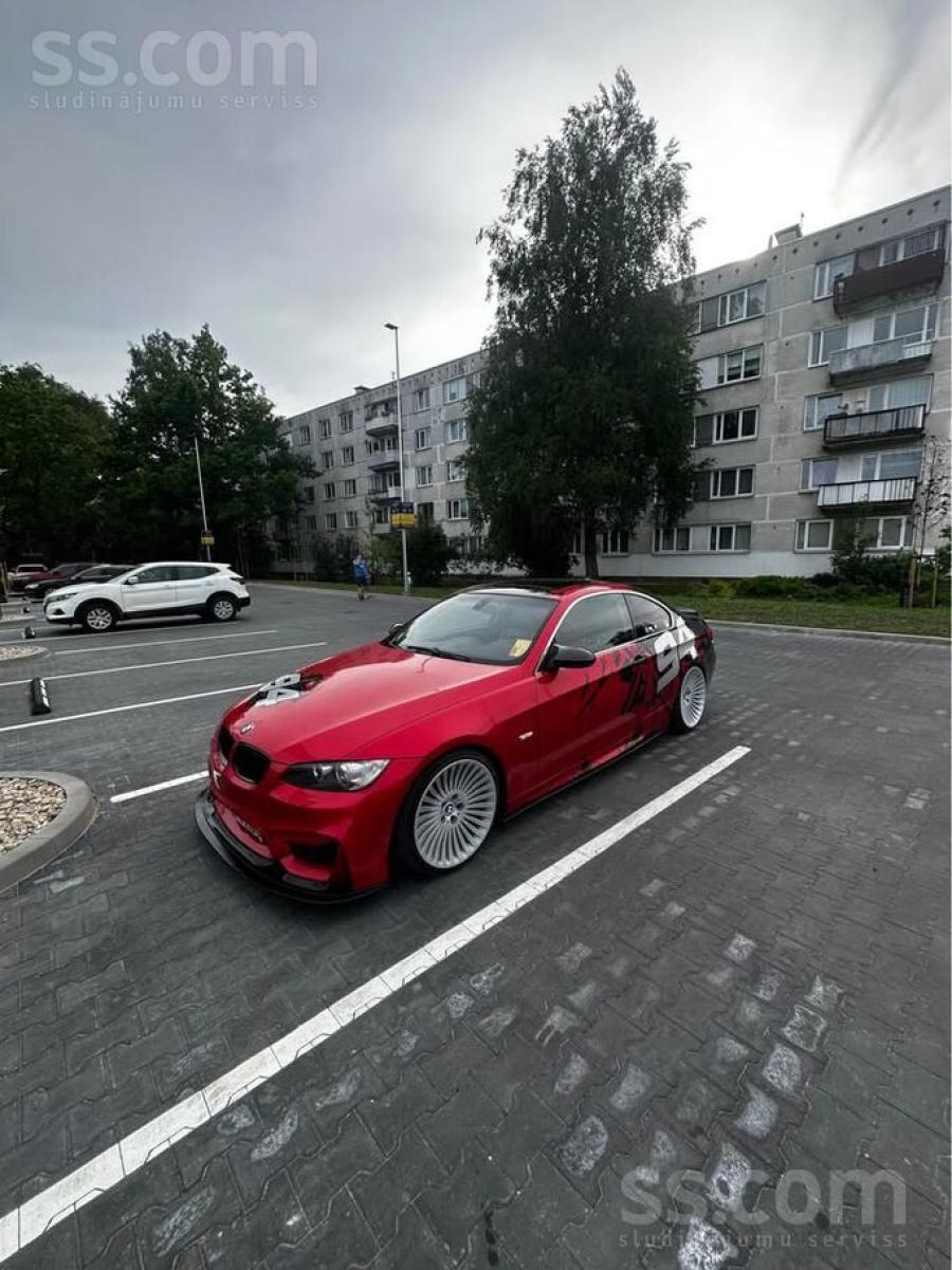 Black BMW 325 2008 in Riga, with an engine capacity of 3.00 L and mileage of 450 thousand km for 8000 €, photo 4 on AUTOMOTO.COM.LV