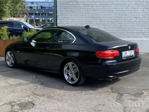 Black BMW 325 2010 in Riga, with an engine capacity of 3.00 L and mileage of 272 thousand km for 7390 €, photo 4 on AUTOMOTO.COM.LV