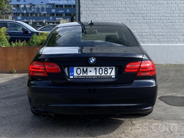 Black BMW 325 2010 in Riga, with an engine capacity of 3.00 L and mileage of 272 thousand km for 7390 €, photo 5 on AUTOMOTO.COM.LV