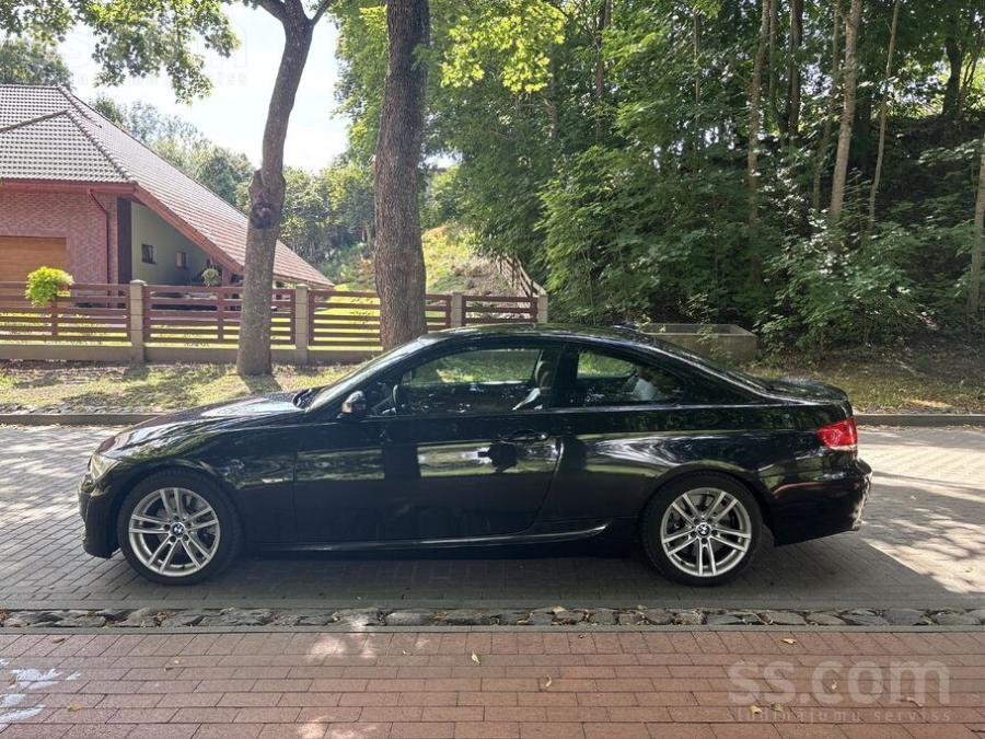 Black BMW 325 2010 in Riga, with an engine capacity of 3.00 L and mileage of 286 thousand km for 9900 €, photo 5 on AUTOMOTO.COM.LV