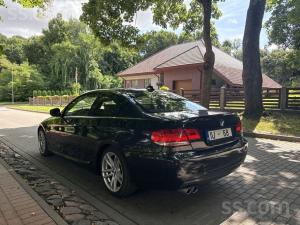 Black BMW 325 2010 in Riga, with an engine capacity of 3.00 L and mileage of 286 thousand km for 9900 €, photo 6 on AUTOMOTO.COM.LV