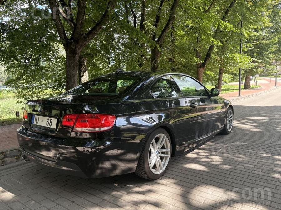 Black BMW 325 2010 in Riga, with an engine capacity of 3.00 L and mileage of 286 thousand km for 9900 €, photo 8 on AUTOMOTO.COM.LV