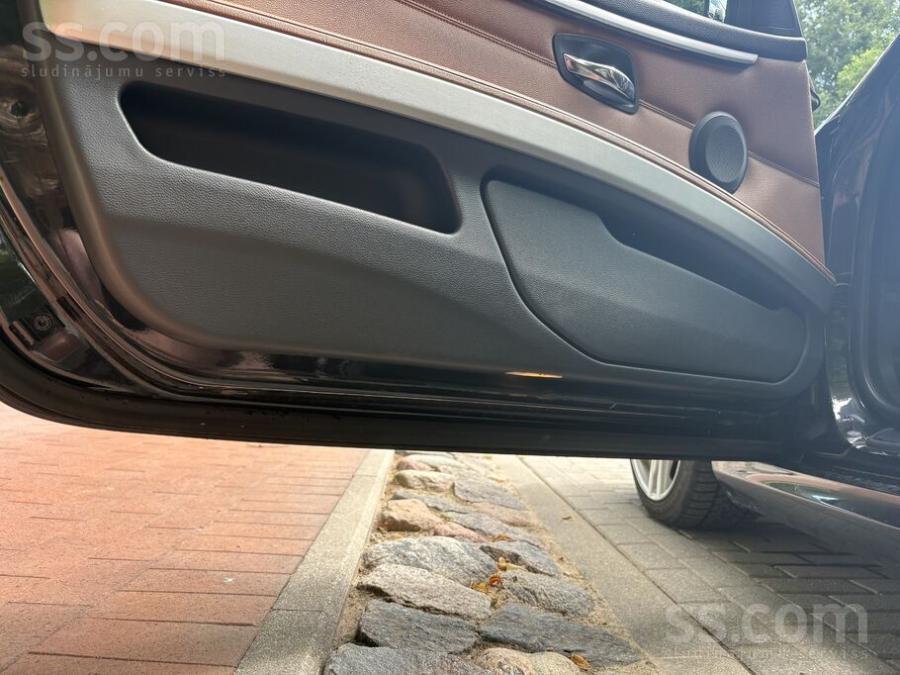 Black BMW 325 2010 in Riga, with an engine capacity of 3.00 L and mileage of 286 thousand km for 9900 €, photo 28 on AUTOMOTO.COM.LV