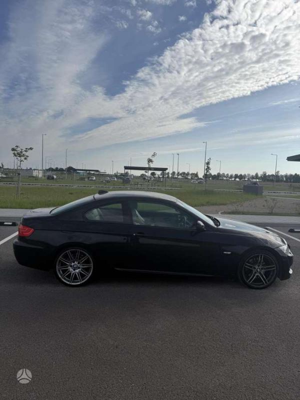Black BMW 325 2012 in Marijampole, with an engine capacity of 2.99 L and mileage of 231 thousand km for 3550 €, photo 3 on AUTOMOTO.COM.LV