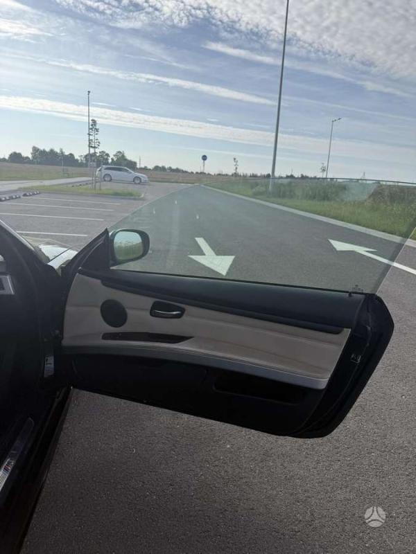 Black BMW 325 2012 in Marijampole, with an engine capacity of 2.99 L and mileage of 231 thousand km for 3550 €, photo 6 on AUTOMOTO.COM.LV