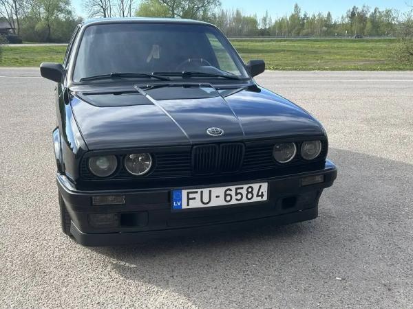 Melns BMW 325 1988 Grobiņa, ar dzinēja tilpumu 2.50 L un nobraukumu 270 tūkst. km par 9900 €, foto 3 vietnē AUTOMOTO.COM.LV