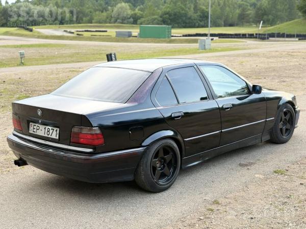 Melns BMW 325 1992 Madona, ar dzinēja tilpumu 2.50 L un nobraukumu 417 tūkst. km par 3150 €, foto 4 vietnē AUTOMOTO.COM.LV