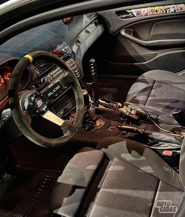 Melns BMW 325 2004 Viļņa, ar dzinēja tilpumu 2.50 L un nobraukumu 333 tūkst. km par 1750 €, foto 7 vietnē AUTOMOTO.COM.LV
