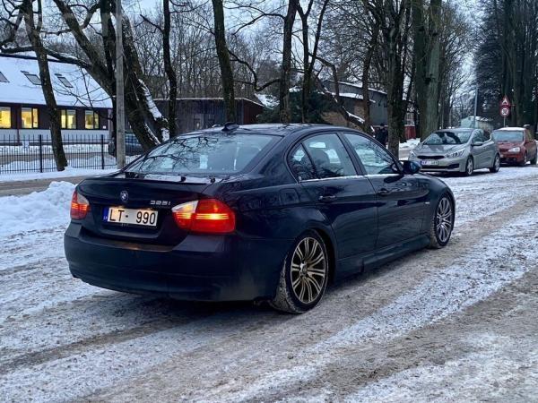 Black BMW 325 2005 in Riga, with an engine capacity of 2.50 L and mileage of 370 thousand km for 2400 €, photo 5 on AUTOMOTO.COM.LV