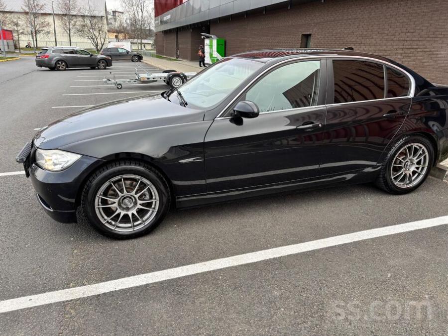 Black BMW 325 2006 in Riga, with an engine capacity of 2.50 L and mileage of 271 thousand km for 5050 €, photo 5 on AUTOMOTO.COM.LV