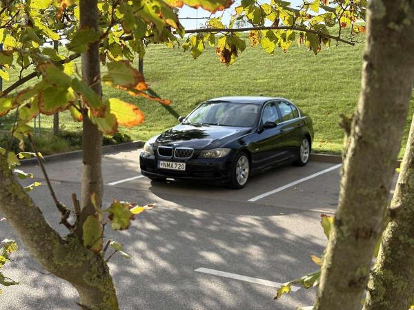 Black BMW 325 2006 in Vilnius, with an engine capacity of 2.50 L and mileage of 294 thousand km for 3900 €, photo 5 on AUTOMOTO.COM.LV
