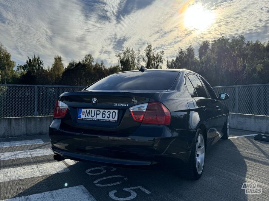 Melns BMW 325 2006 Viļņa, ar dzinēja tilpumu 2.50 L un nobraukumu 269 tūkst. km par 3800 €, foto 10 vietnē AUTOMOTO.COM.LV