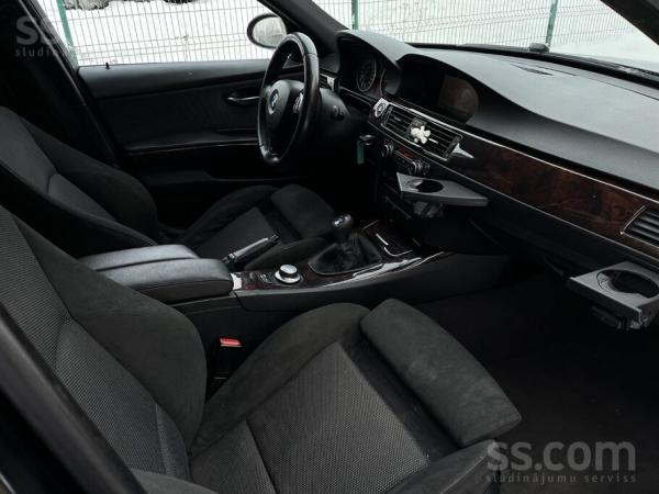 Black BMW 325 2007 in Valmiera, with an engine capacity of 3.00 L and mileage of 366 thousand km for 7150 €, photo 8 on AUTOMOTO.COM.LV