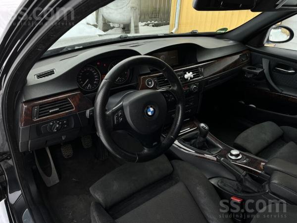Black BMW 325 2007 in Valmiera, with an engine capacity of 3.00 L and mileage of 366 thousand km for 7150 €, photo 9 on AUTOMOTO.COM.LV