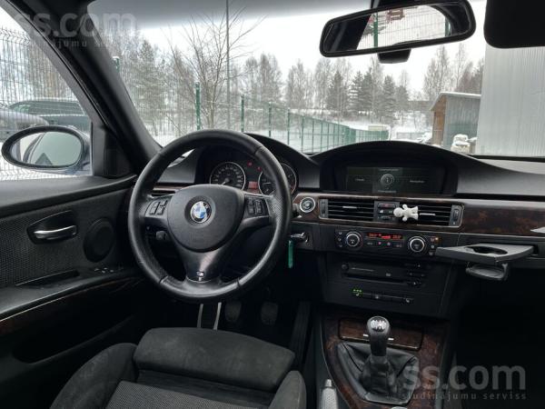Black BMW 325 2007 in Valmiera, with an engine capacity of 3.00 L and mileage of 366 thousand km for 7150 €, photo 10 on AUTOMOTO.COM.LV