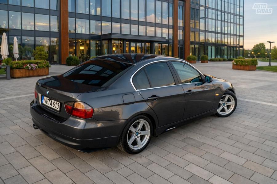 Black BMW 325 2007 in Kaunas, with an engine capacity of 3.00 L and mileage of 355 thousand km for 4750 €, photo 3 on AUTOMOTO.COM.LV