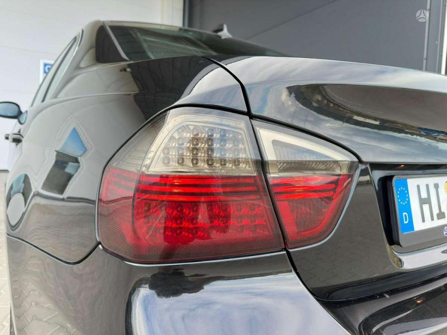 Melns BMW 325 2007 Viļņa, ar dzinēja tilpumu 2.99 L un nobraukumu 297 tūkst. km par 4299 €, foto 18 vietnē AUTOMOTO.COM.LV