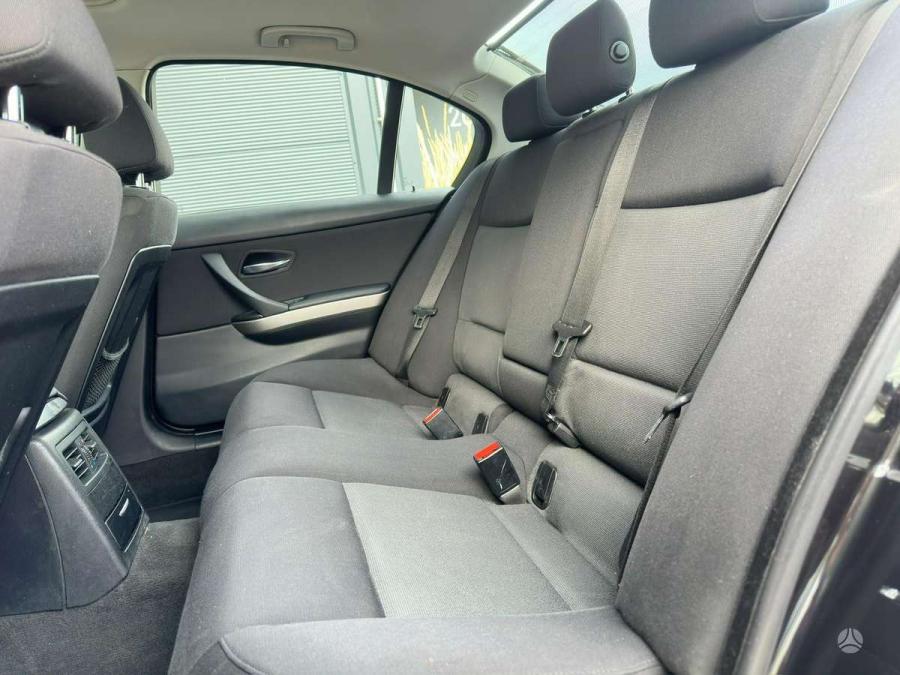 Melns BMW 325 2007 Viļņa, ar dzinēja tilpumu 2.99 L un nobraukumu 297 tūkst. km par 4299 €, foto 29 vietnē AUTOMOTO.COM.LV