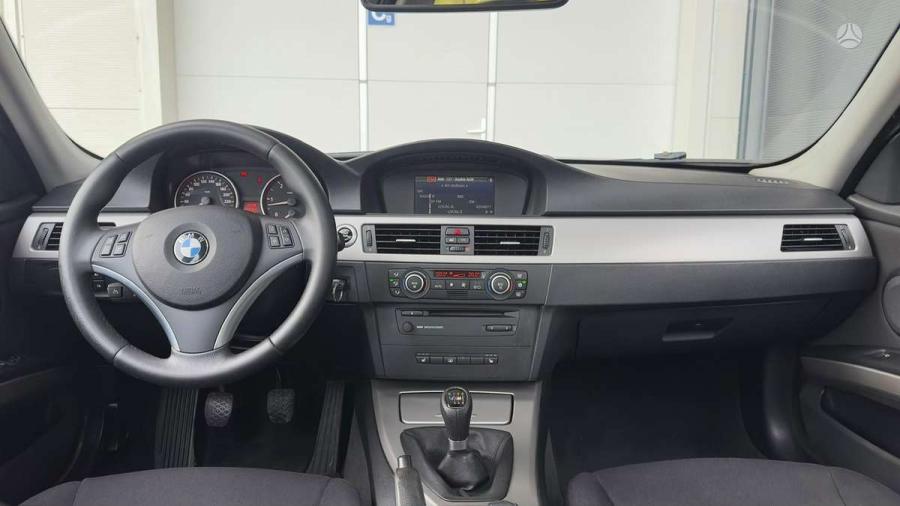 Black BMW 325 2007 in Vilnius, with an engine capacity of 2.99 L and mileage of 297 thousand km for 4299 €, photo 20 on AUTOMOTO.COM.LV