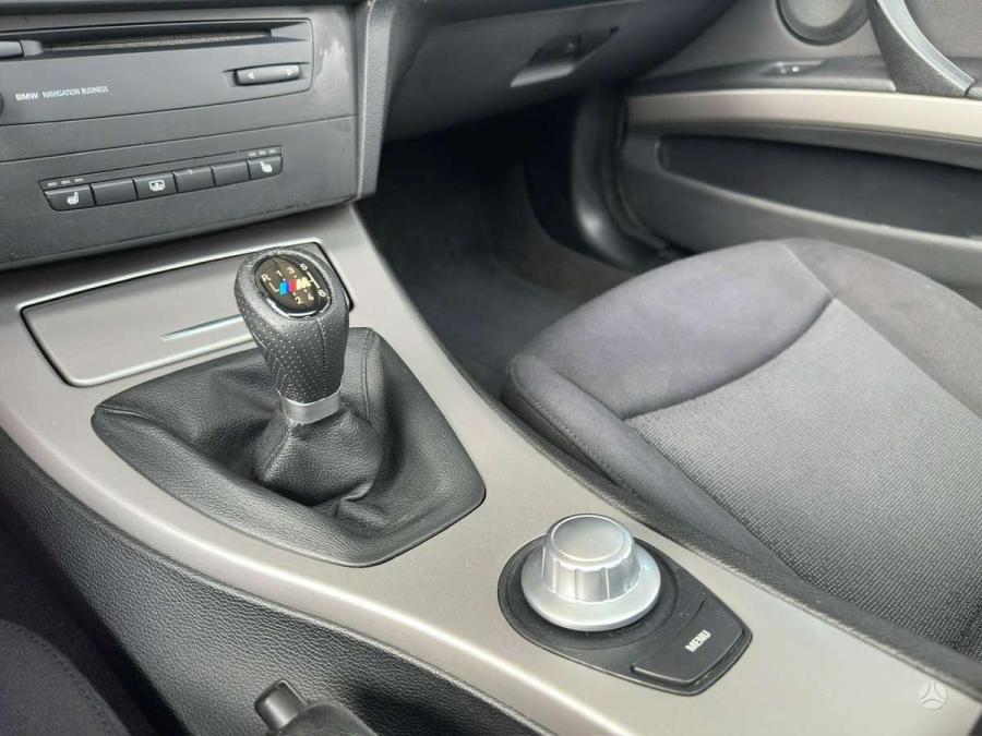 Black BMW 325 2007 in Vilnius, with an engine capacity of 2.99 L and mileage of 297 thousand km for 4299 €, photo 26 on AUTOMOTO.COM.LV