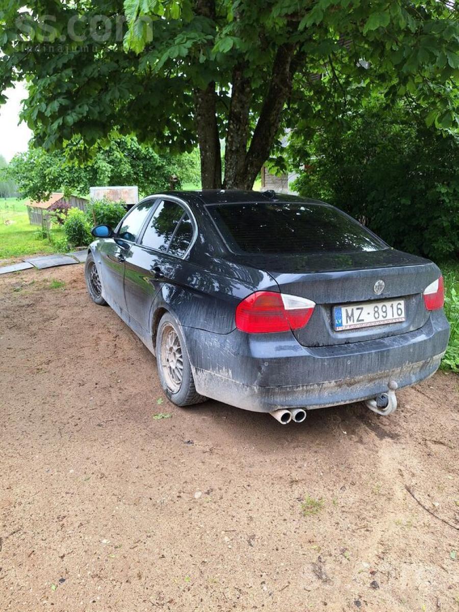 Black BMW 325 2008 in Cesis, with an engine capacity of 3.00 L and mileage of 309 thousand km for 3900 €, photo 2 on AUTOMOTO.COM.LV