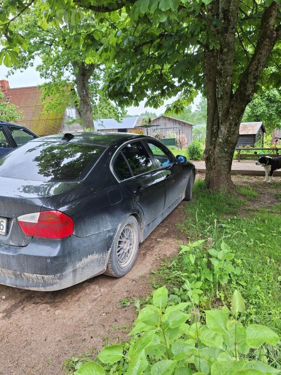 Black BMW 325 2008 in Cesis, with an engine capacity of 3.00 L and mileage of 309 thousand km for 3900 €, photo 3 on AUTOMOTO.COM.LV