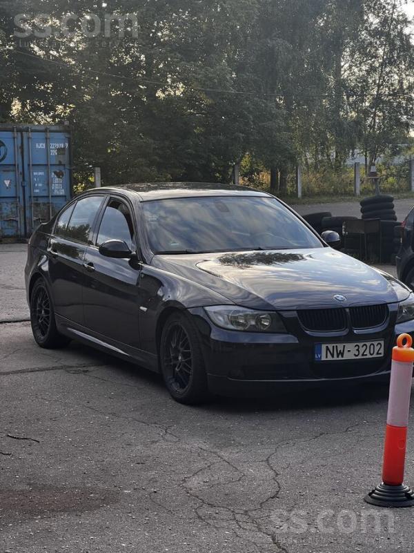 Black BMW 325 2008 in Riga, with an engine capacity of 3.00 L and mileage of 387 thousand km for 4500 €, photo 3 on AUTOMOTO.COM.LV