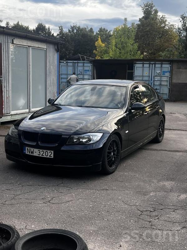 Black BMW 325 2008 in Riga, with an engine capacity of 3.00 L and mileage of 387 thousand km for 4500 €, photo 4 on AUTOMOTO.COM.LV