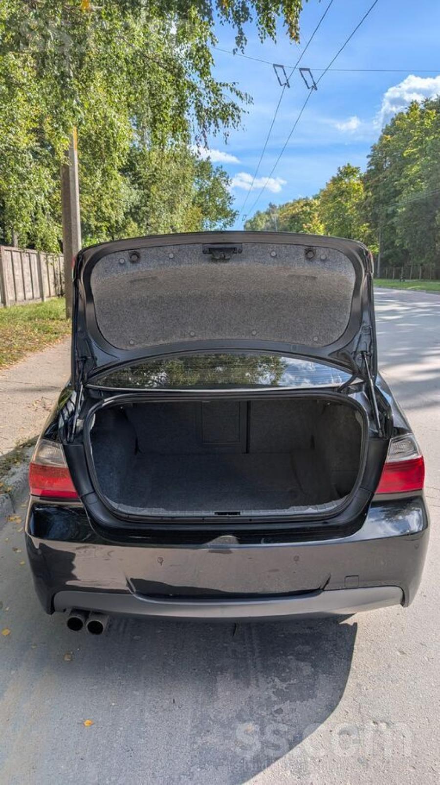 Black BMW 325 2008 in Riga, with an engine capacity of 3.00 L and mileage of 360 thousand km for 6600 €, photo 5 on AUTOMOTO.COM.LV