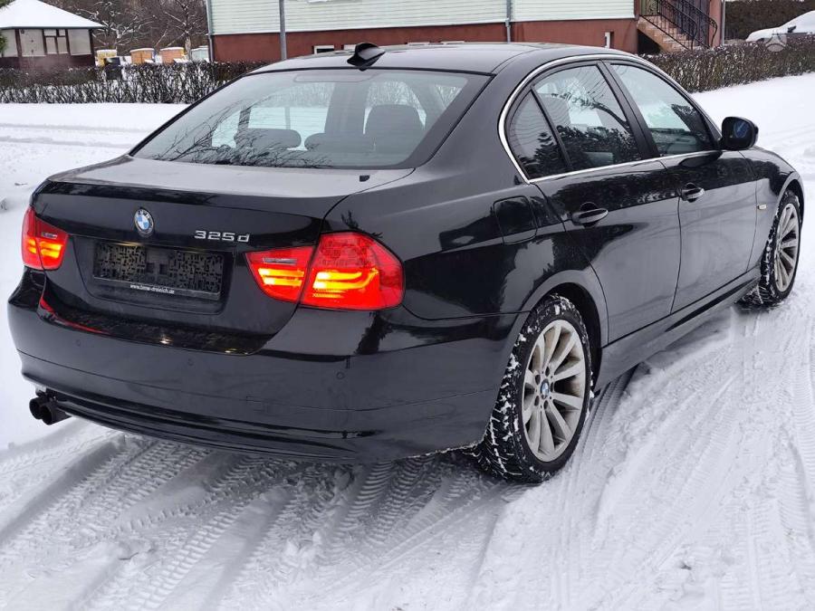 Black BMW 325 2009 in Panevezys, with an engine capacity of 2.99 L and mileage of 350 thousand km for 3888 €, photo 2 on AUTOMOTO.COM.LV