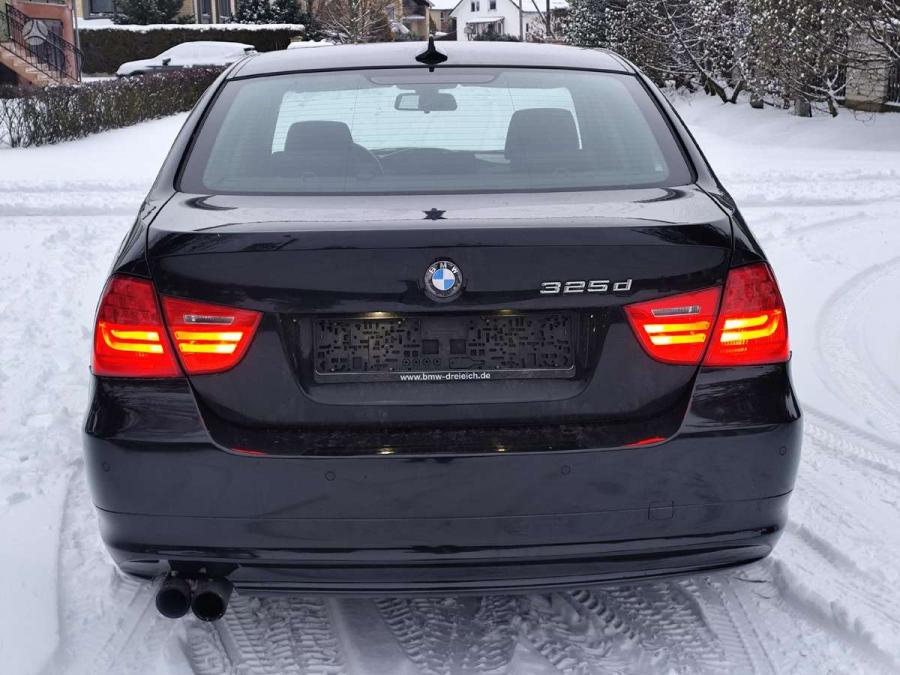 Black BMW 325 2009 in Panevezys, with an engine capacity of 2.99 L and mileage of 350 thousand km for 3888 €, photo 6 on AUTOMOTO.COM.LV