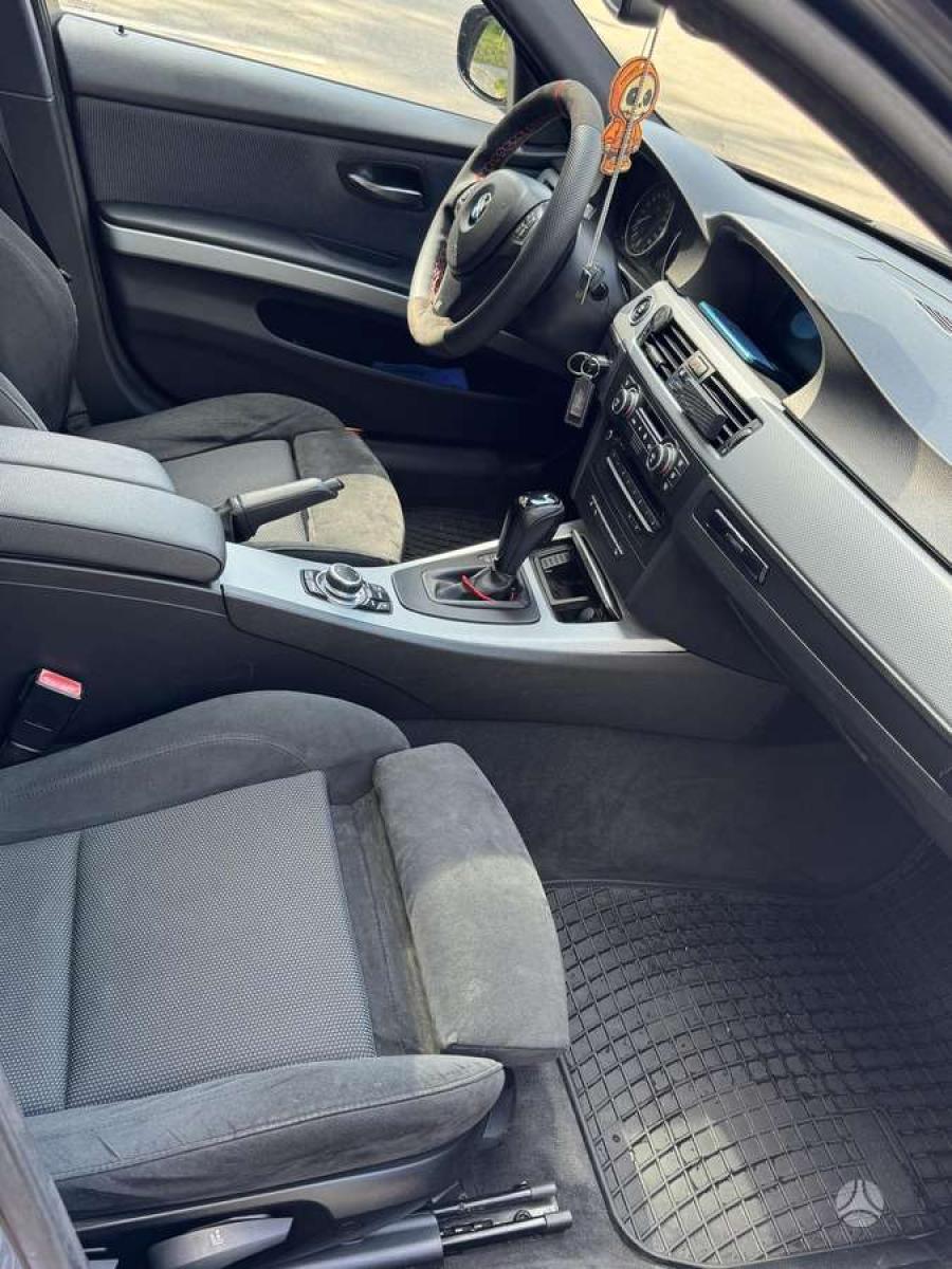 Black BMW 325 2009 in Vilnius, with an engine capacity of 2.99 L and mileage of 338 thousand km for 6990 €, photo 11 on AUTOMOTO.COM.LV