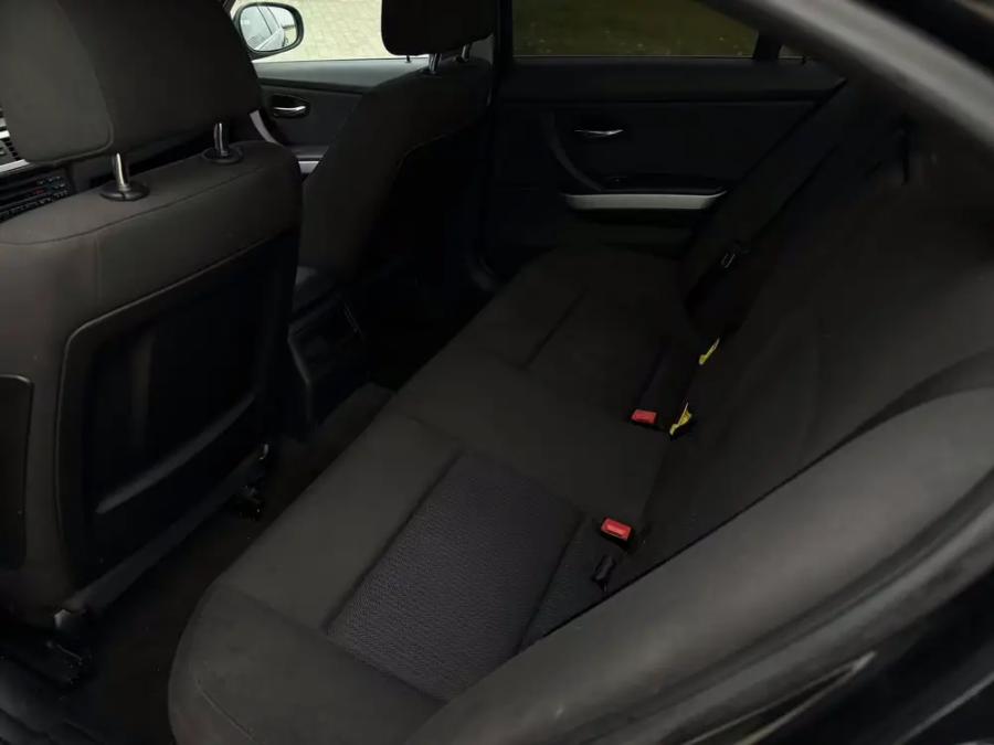 Melns BMW 325 2010 Rīga, ar dzinēja tilpumu 3.00 L un nobraukumu 220 tūkst. km par 2800 €, foto 12 vietnē AUTOMOTO.COM.LV