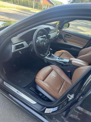 Black BMW 325 2010 in Vilnius, with an engine capacity of 3.00 L and mileage of 385 thousand km for 7800 €, photo 6 on AUTOMOTO.COM.LV