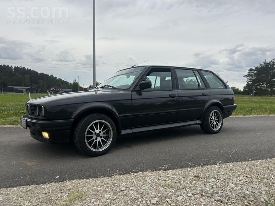 Black BMW 325 1991 in Riga, with an engine capacity of 2.50 L and mileage of 209 thousand km for 14800 €, photo 1 on AUTOMOTO.COM.LV