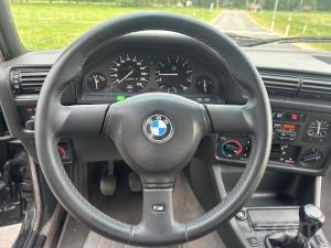 Black BMW 325 1991 in Riga, with an engine capacity of 2.50 L and mileage of 209 thousand km for 14800 €, photo 8 on AUTOMOTO.COM.LV