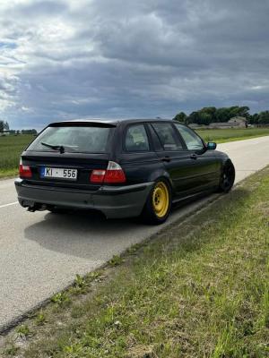 Black BMW 325 2001 in Bauska, with an engine capacity of 2.49 L and mileage of 374 thousand km for 2500 €, photo 4 on AUTOMOTO.COM.LV