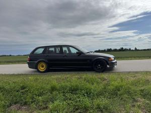 Black BMW 325 2001 in Bauska, with an engine capacity of 2.49 L and mileage of 374 thousand km for 2500 €, photo 7 on AUTOMOTO.COM.LV