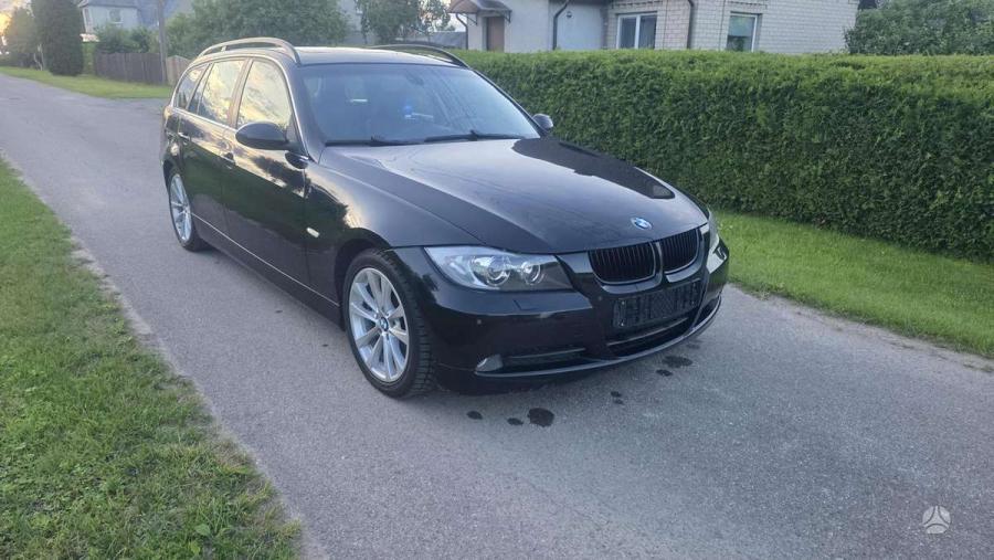 Black BMW 325 2005 in Kaunas, with an engine capacity of 2.50 L and mileage of 331 thousand km for 3450 €, photo 1 on AUTOMOTO.COM.LV