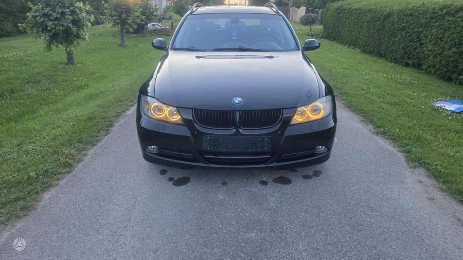 Black BMW 325 2005 in Kaunas, with an engine capacity of 2.50 L and mileage of 331 thousand km for 3450 €, photo 4 on AUTOMOTO.COM.LV