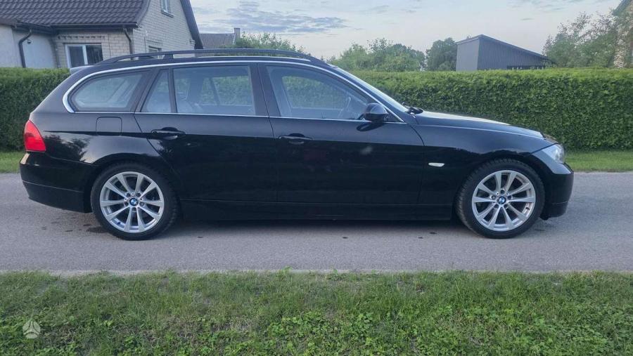 Black BMW 325 2005 in Kaunas, with an engine capacity of 2.50 L and mileage of 331 thousand km for 3450 €, photo 12 on AUTOMOTO.COM.LV